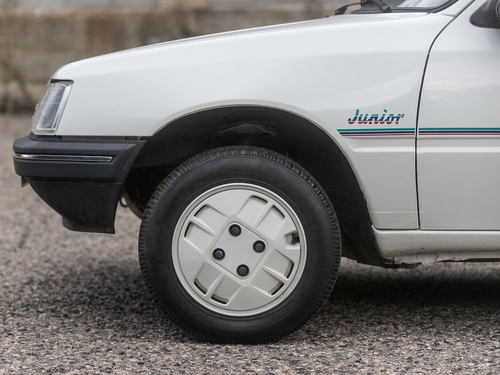 The PEUGEOT 205 celebrates its 40th birthday: a great looking car!