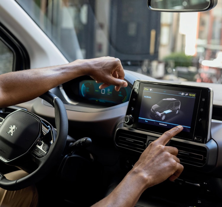 PEUGEOT RIFTER: The electric or thermal family car